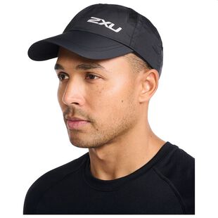 2XU Run Cap (Black/Black) | Sportpursuit.com