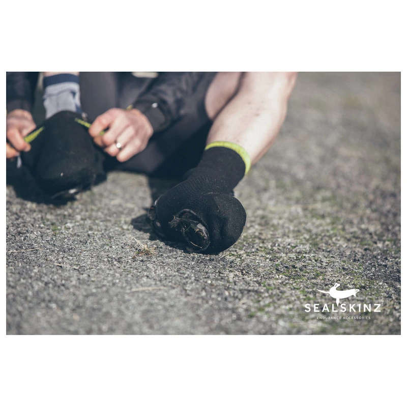 SealSkinz Mens Cycle Over Socks (Black/Green) | Sportpursuit.com